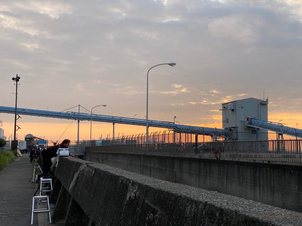 【神奈川県横浜市】『磯子海づり施設』の海釣りガイド(釣れる魚・駐車場・トイレ)|関東釣りwalker