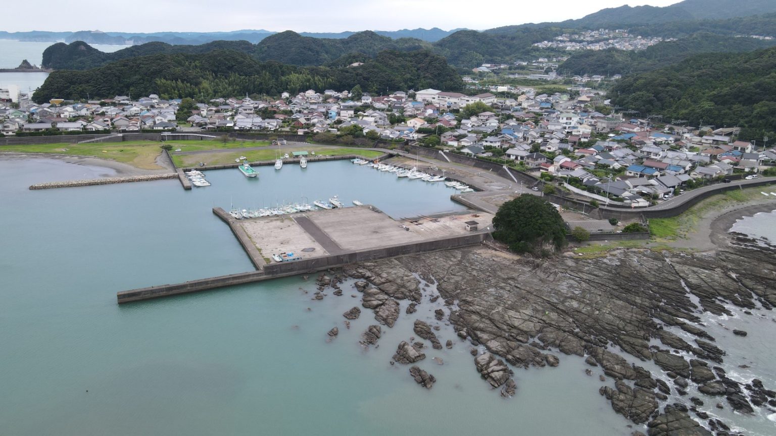 【和歌山県那智勝浦町】『宇久井海水浴場』の海釣りガイド(釣れる魚・駐車場・トイレ)|和歌山釣りwalker