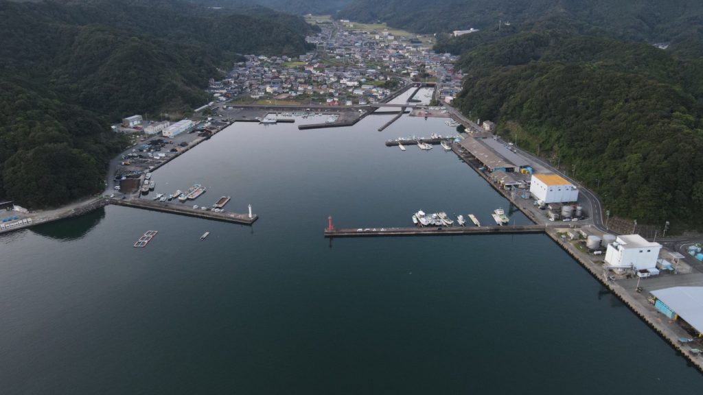 【三重県南伊勢町】『奈屋浦漁港(なやうら)』の海釣りガイド(釣れる魚・駐車場・トイレ)|東海釣りwalker